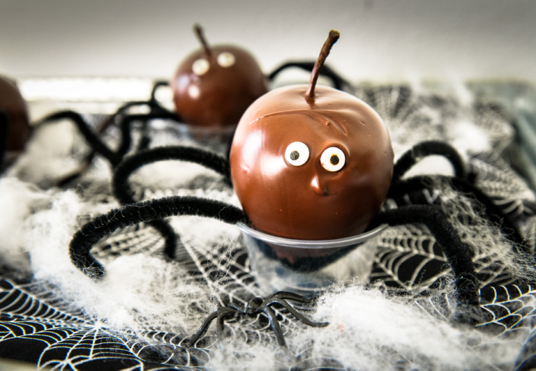 Rockit™ Apples | Apple Recipes | Halloween Chocolate Apple Spiders